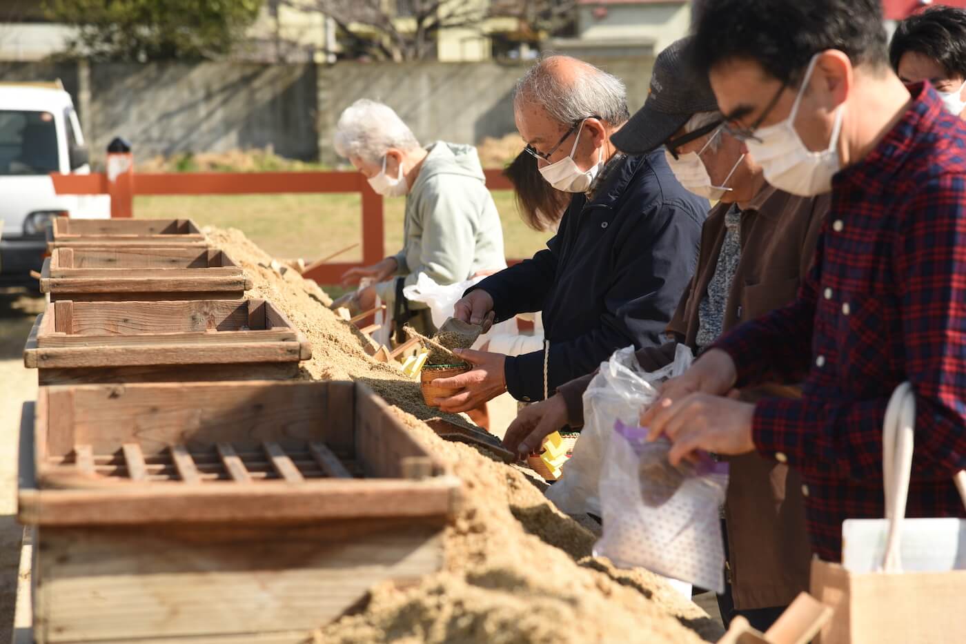 Hakozaki Shrine – Oshioi-tori (Gathering Sacred Sand) | Fukuoka Now